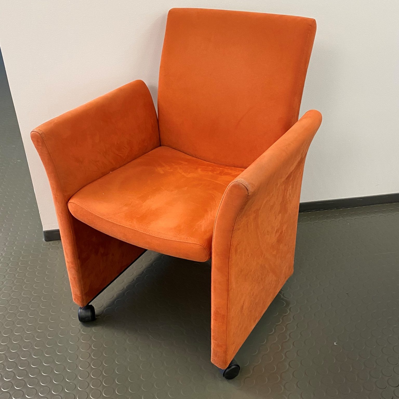 Fin sofa til venterom. Bord med plass til aviser og blader - Degvold ...